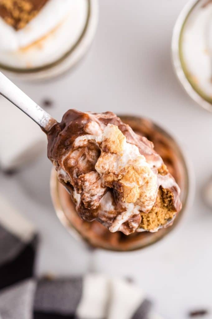 S’mores Parfaits (No-Bake) – Easy Chocolate Marshmallow Cups